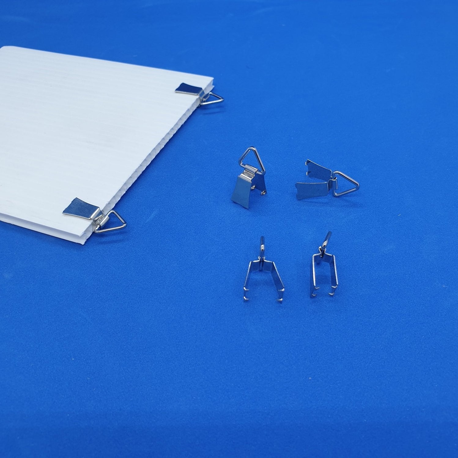 Metal Foam Board Hanging Clip CLI9 — Hang and Display