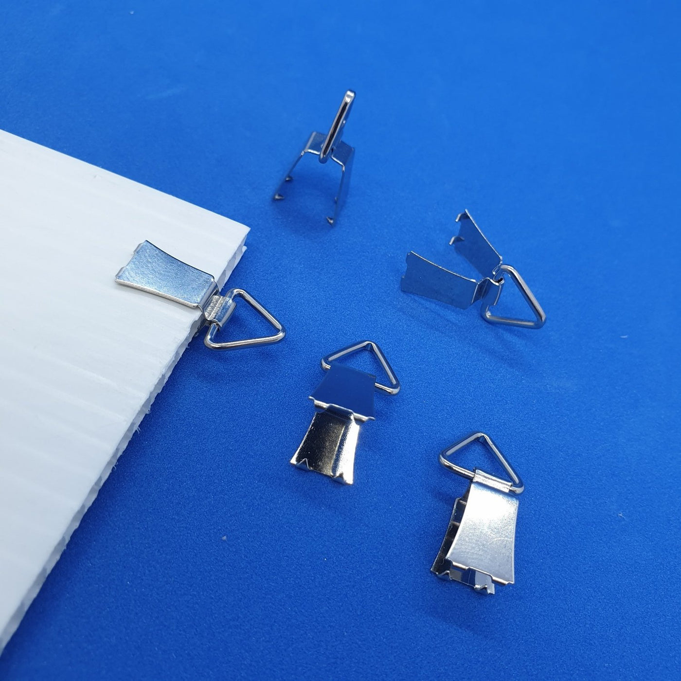 Metal Foam Board Hanging Clip CLI9 — Hang and Display