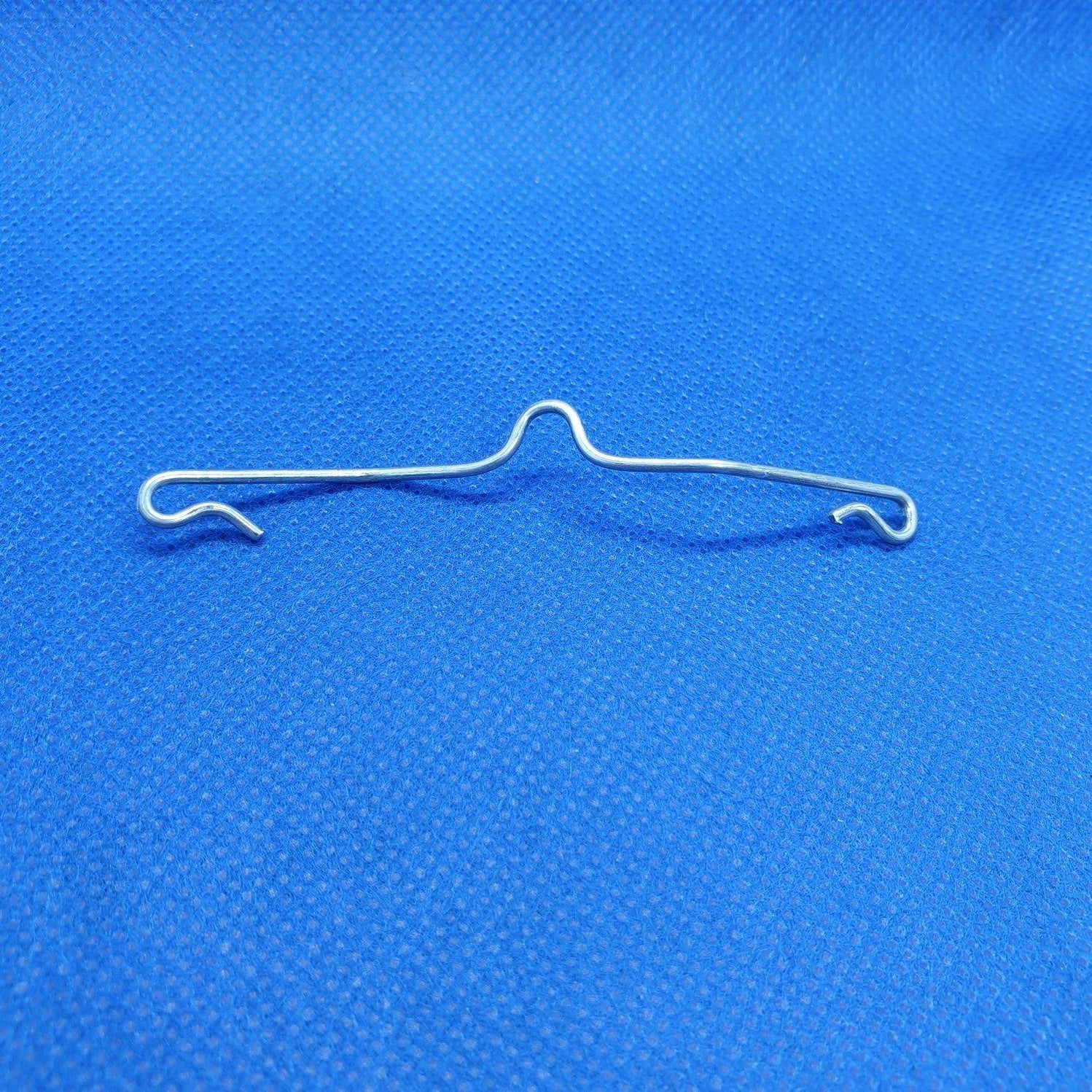 Metal Wire Ceiling Grid Clip for Suspended Ceilings HAN9 — Hang and Display