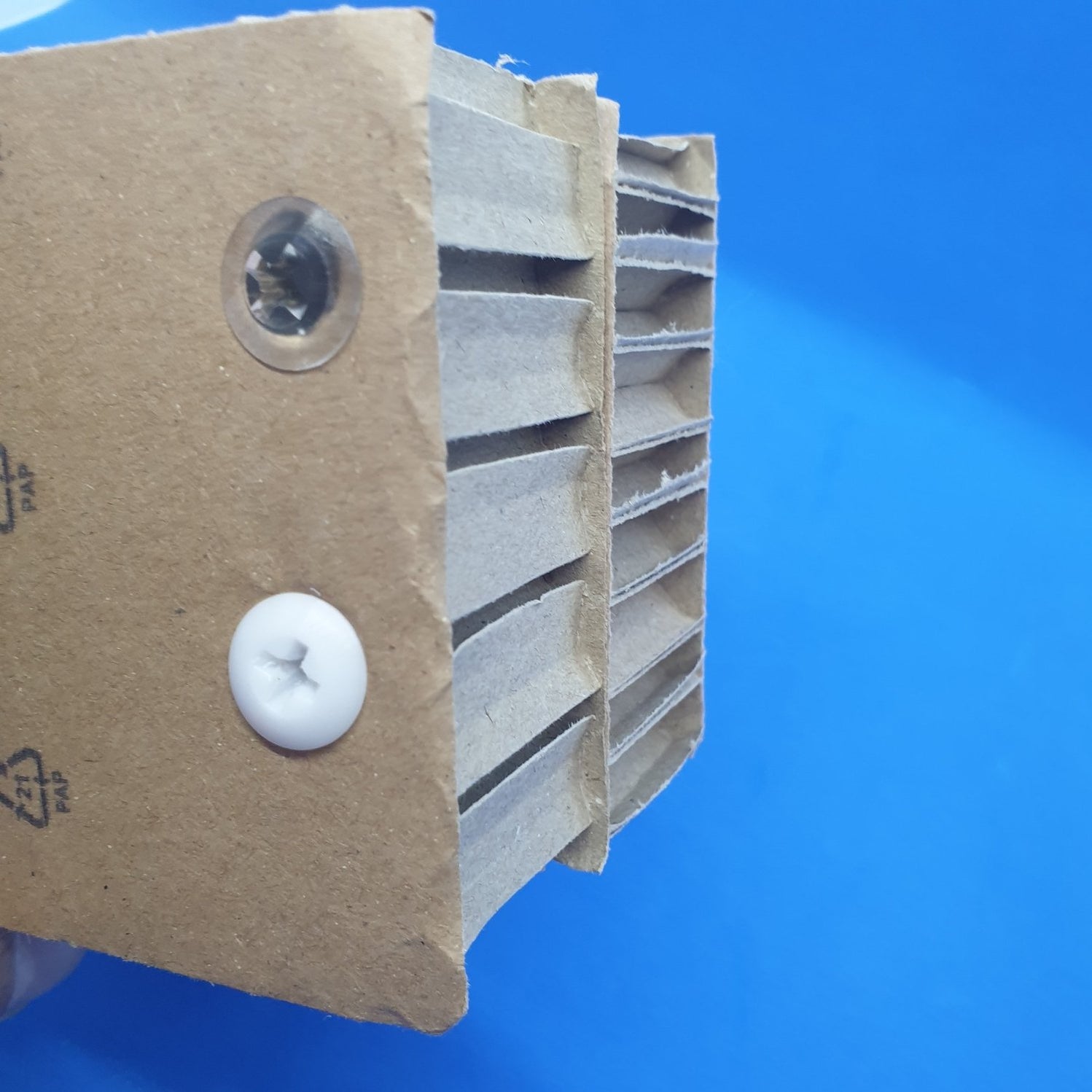 Plastic Screw for Cardboard and Polystyrene COR18 COR19 — Hang and Display