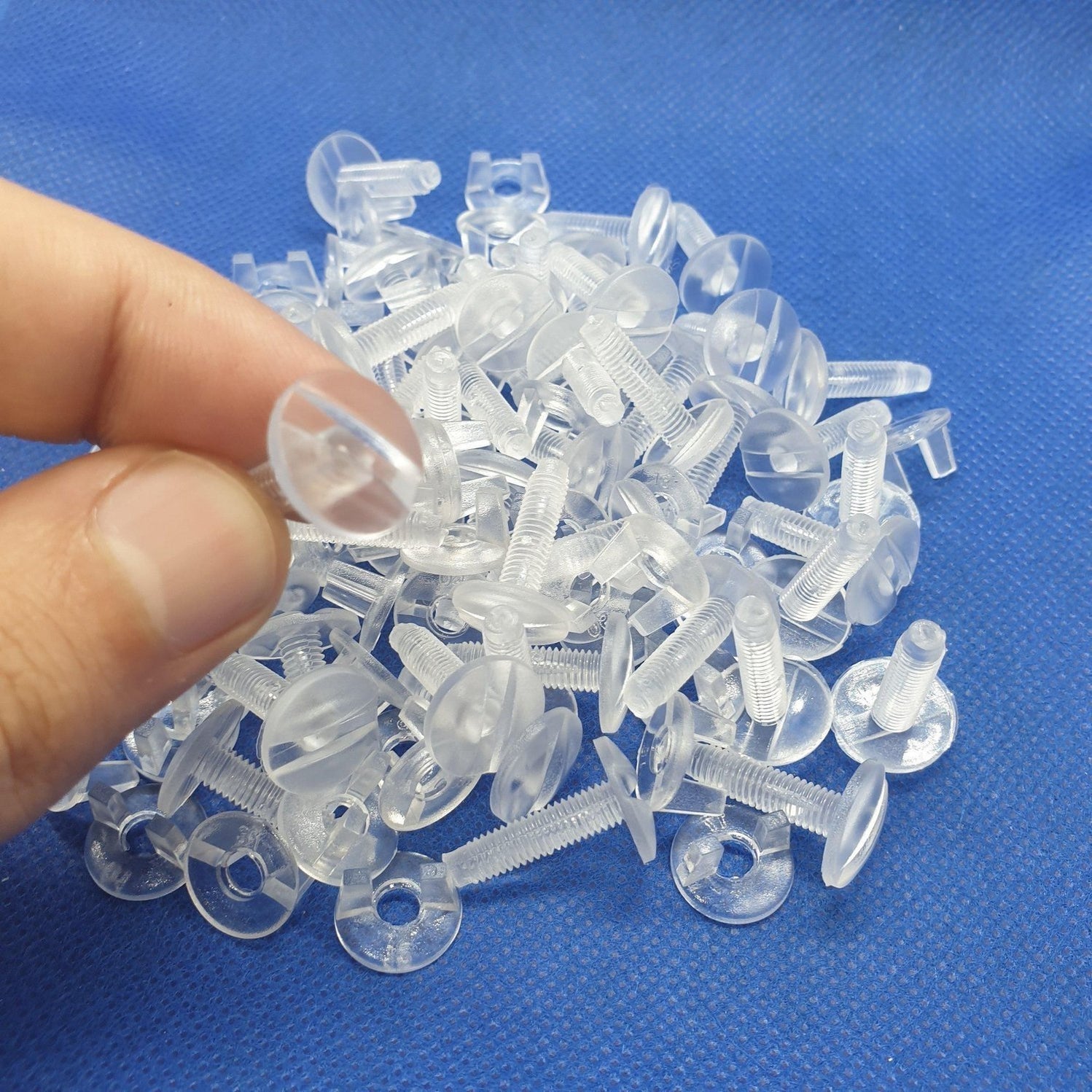Viking Screw and Wing Nut Transparent Plastic DIS5 — Hang and Display